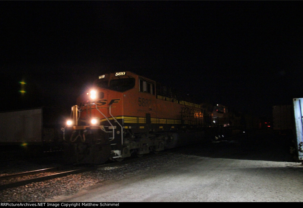 BNSF 5887